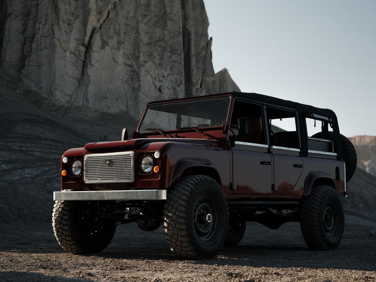 El tributo perfecto al original Land Rover Defender es este restomod ...
