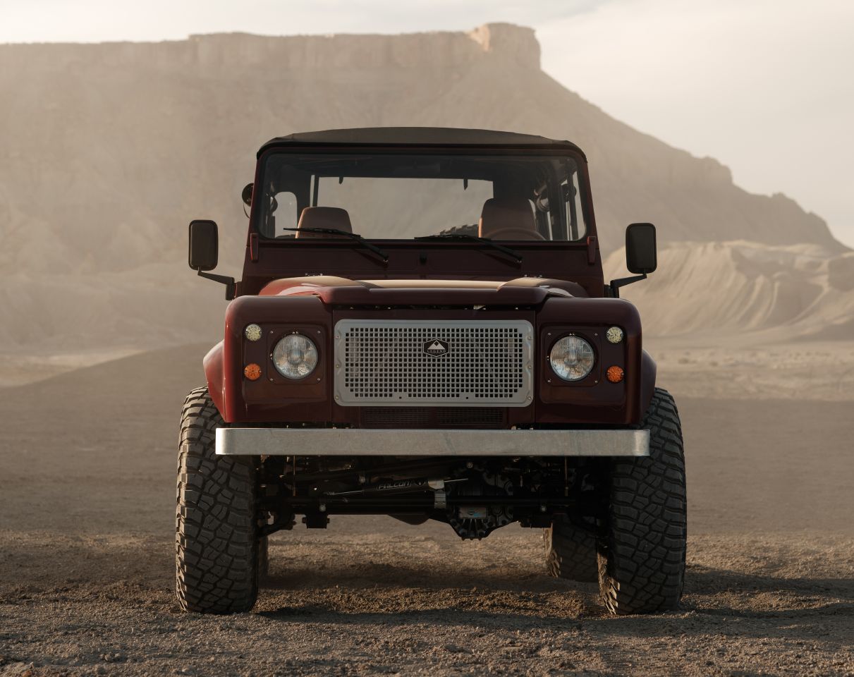 El tributo perfecto al original Land Rover Defender es este restomod ...