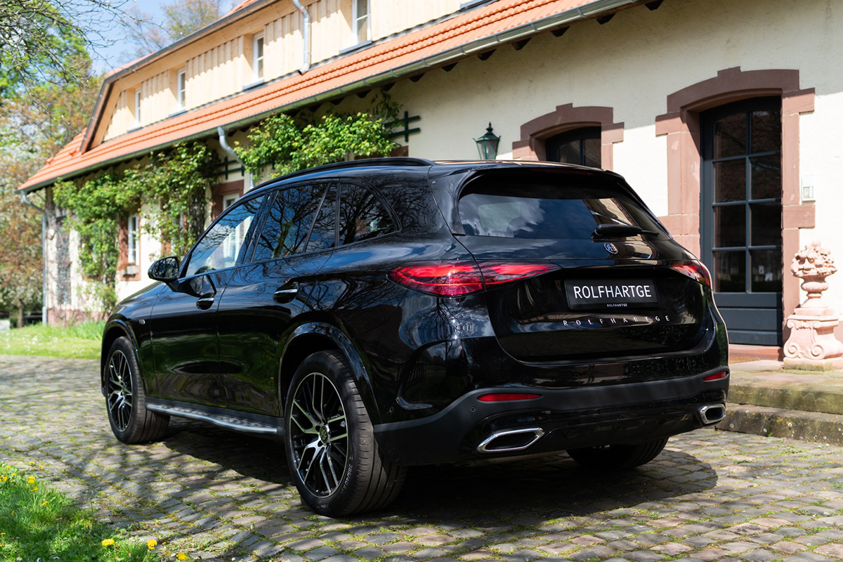 Lo puedes confundir con un Maybach, y está muy lejos, pero el Mercedes ...