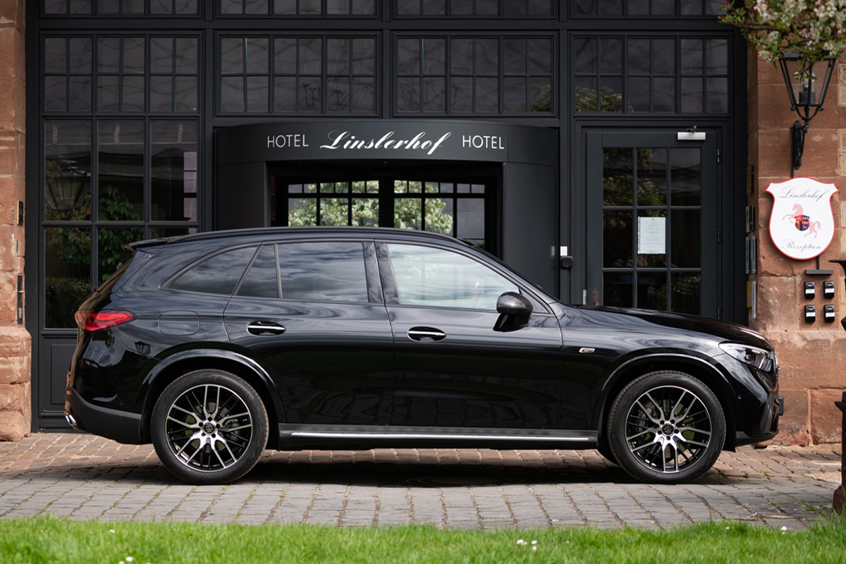 Lo puedes confundir con un Maybach, y está muy lejos, pero el Mercedes ...