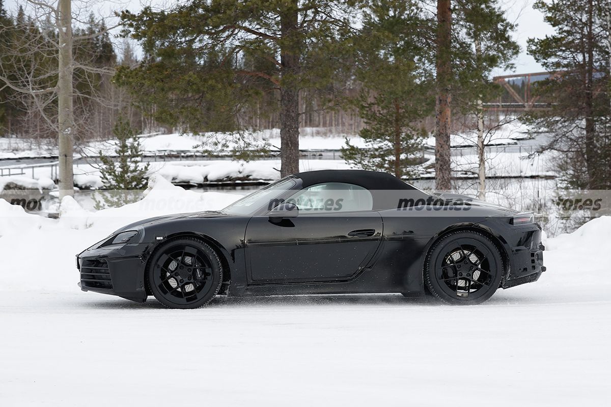 Una caravana de prototipos del nuevo Porsche Boxster eléctrico cruzan el Círculo Polar Ártico ...