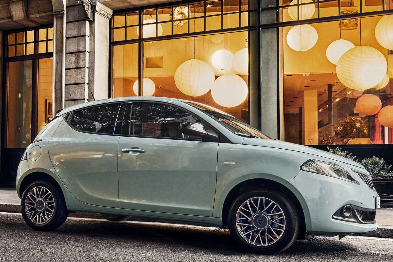 El viejo Lancia Ypsilon se despide como el segundo modelo más vendido de Stellantis, y da la ...