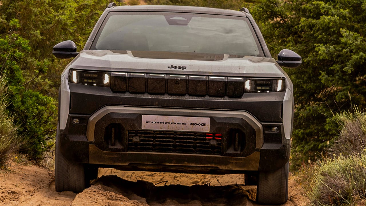 El Jeep Compass estrena dos nuevas versiones eléctricas, una con casi ...